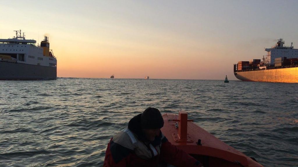 17th Century cannon from Southend wreck discovered on seabed - BBC News