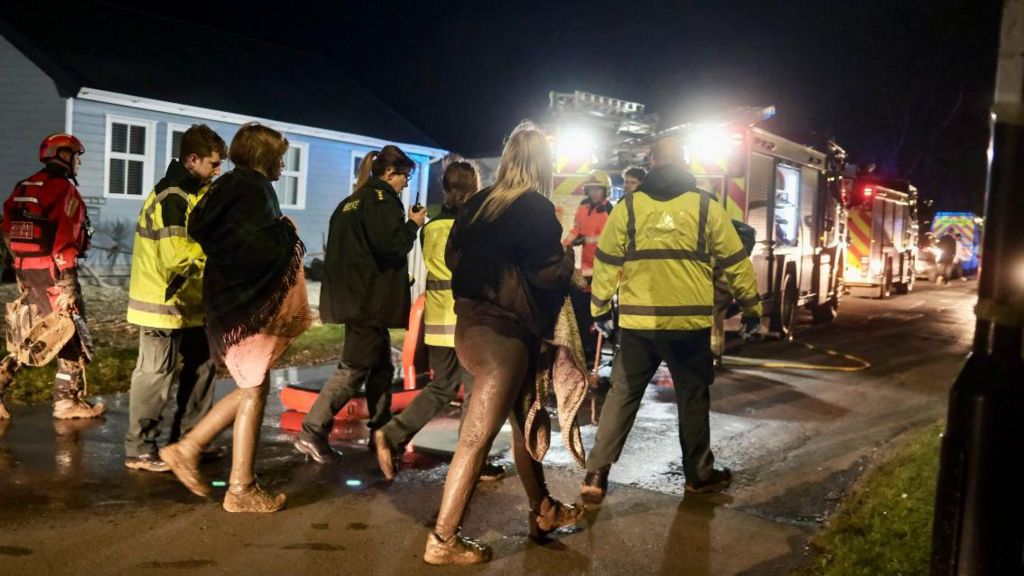 Humberston Fitties: Four women rescued from mud - BBC News
