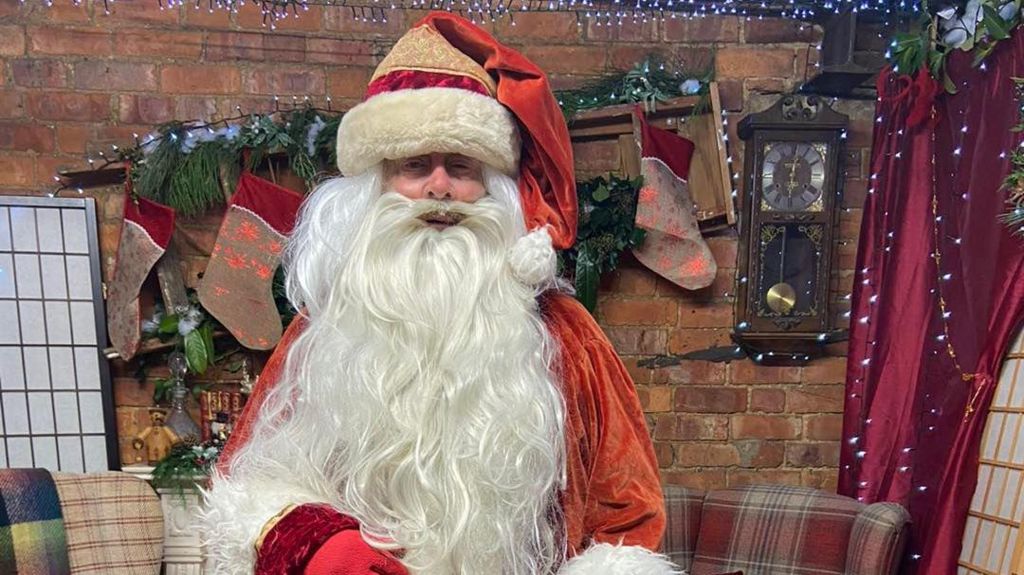 Northampton Santa's grotto for struggling families inundated - BBC News