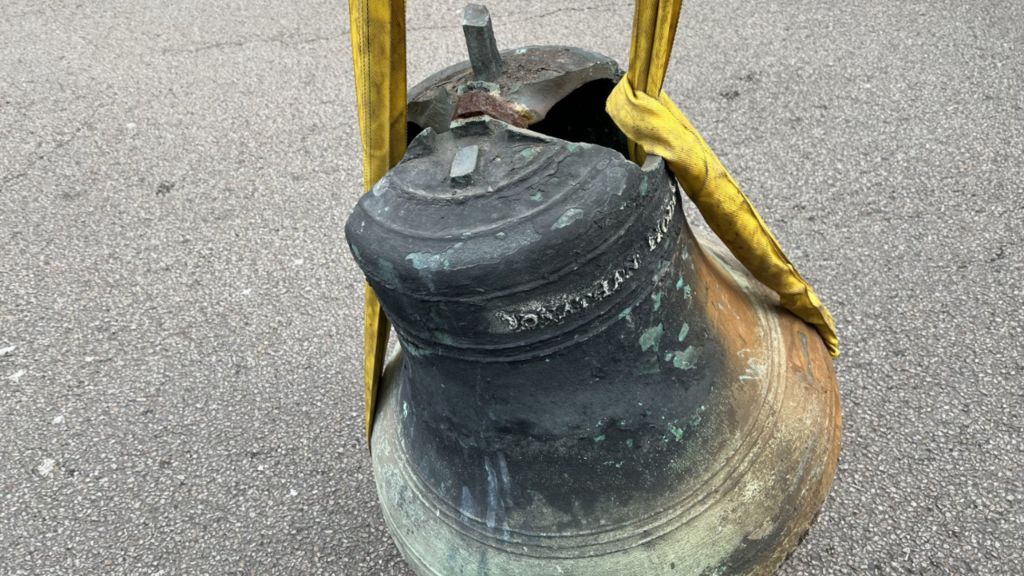 Historic bell replaced ahead of Helston Flora Day - BBC News