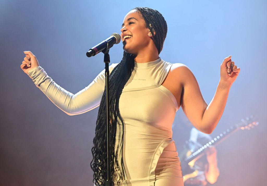 CMAT attacks 'fat shaming' comments on BBC video - BBC News