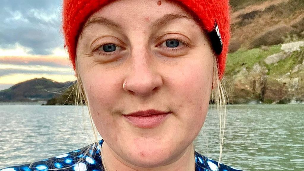 Tu ôl i’r llen yn M-SParc, Ynys Môn - BBC Cymru Fyw