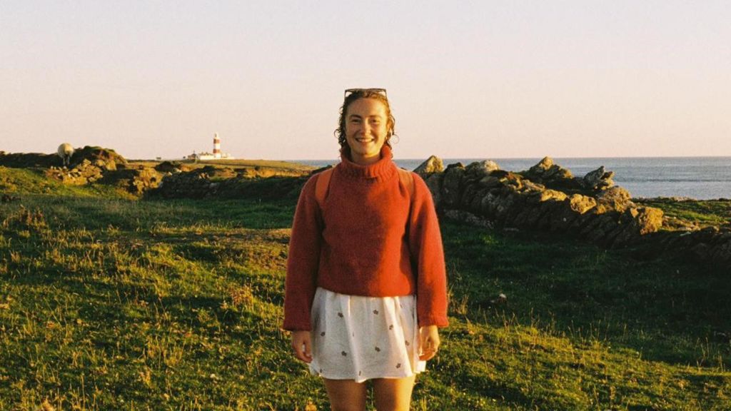 Pum munud gyda Bardd y Mis: Esyllt Lewis - BBC Cymru Fyw