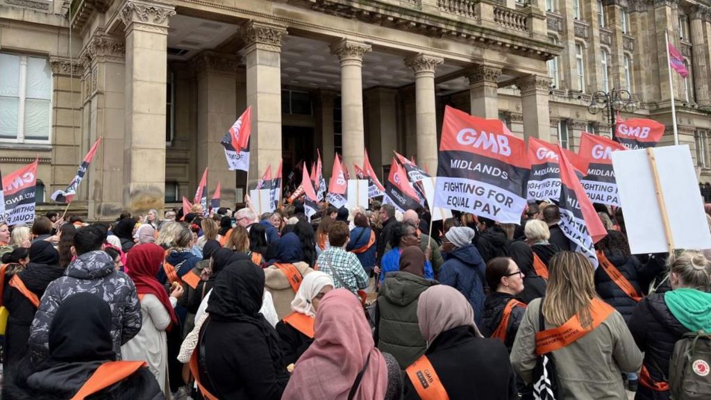 Birmingham school support staff walk out over equal pay - BBC News