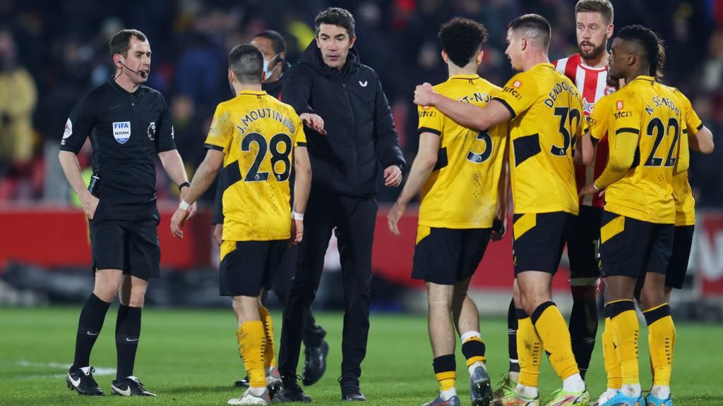 Transfer window: Wolves rely on returning players - BBC Sport