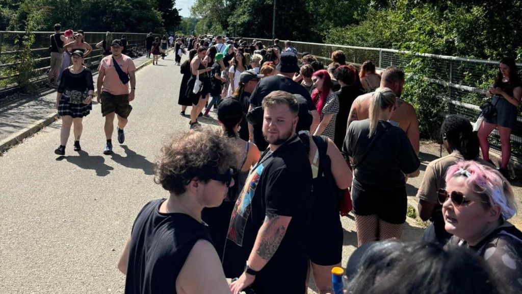 Fans faint in queue for Yungblud's Bludfest in Milton Keynes - BBC News