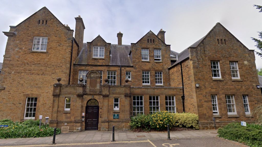 Cherwell council agrees to relocate from Bodicote House - BBC News