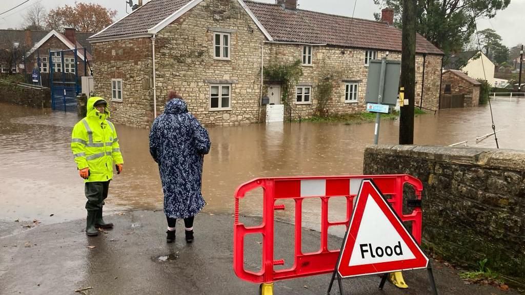 Somerset flooding causes travel disruption and school closures - BBC News