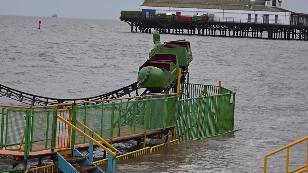 Cleethorpes fairground swamped by high tide - BBC News