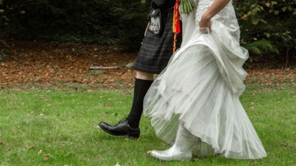 Priodas Pum Mil: Beth mae'r cyplau'n ei wneud nawr? - BBC Cymru Fyw