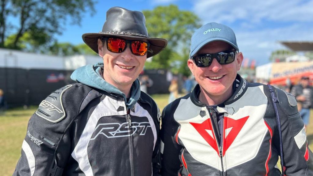 Isle of Man TT fans root for Michael Dunlop to match race record - BBC News