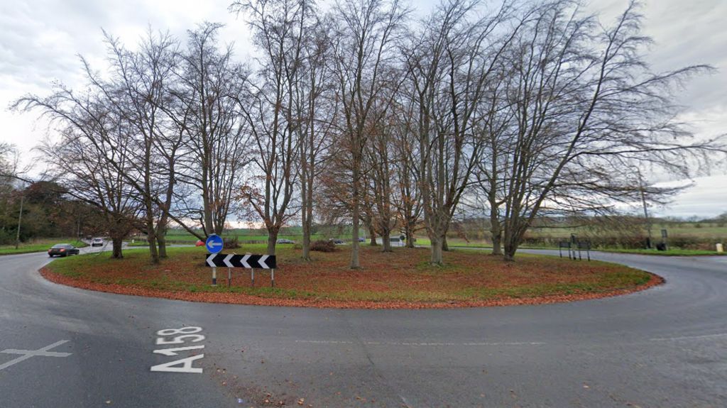 Skegness: Man dies in early morning roundabout crash - BBC News
