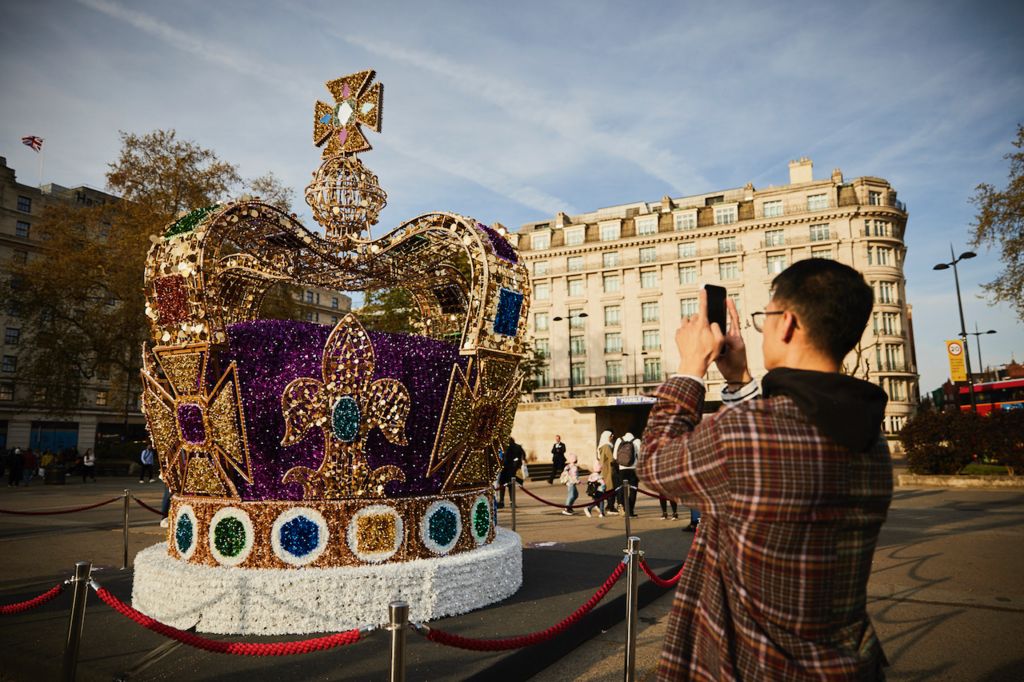 Marble Arch: Giant crown unveiled to mark Coronation - BBC News