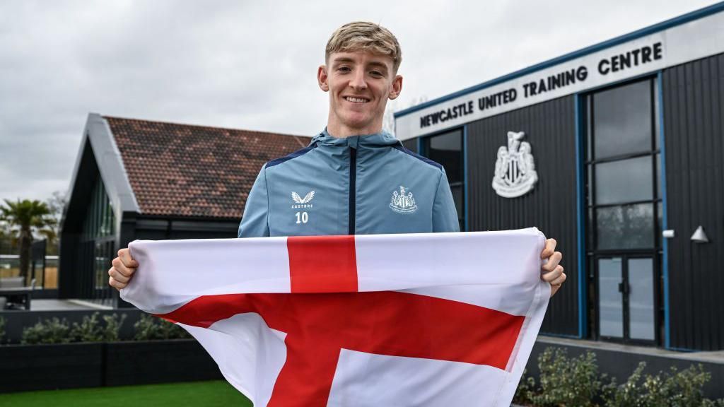 Anthony Gordon news: Newcastle winger earns first England call up - BBC ...
