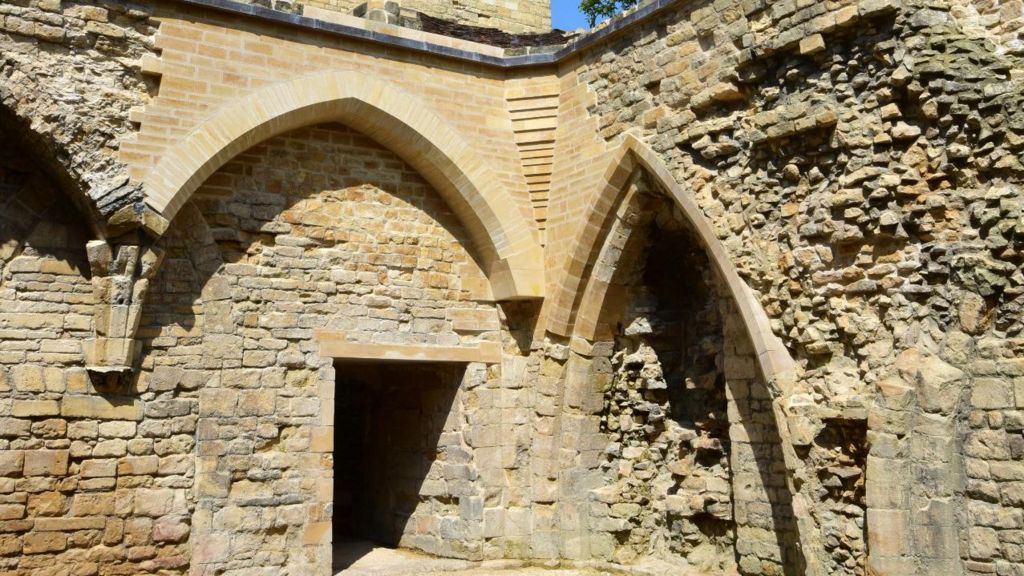 Lincoln Medieval Bishops' Palace walls turfed to protect ruins - BBC News