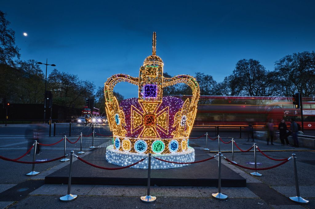 Marble Arch: Giant crown unveiled to mark Coronation - BBC News
