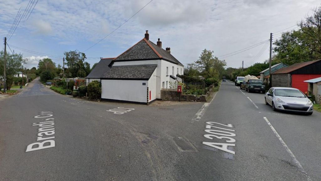 Man seriously injured in A3072 Devon crash - BBC News