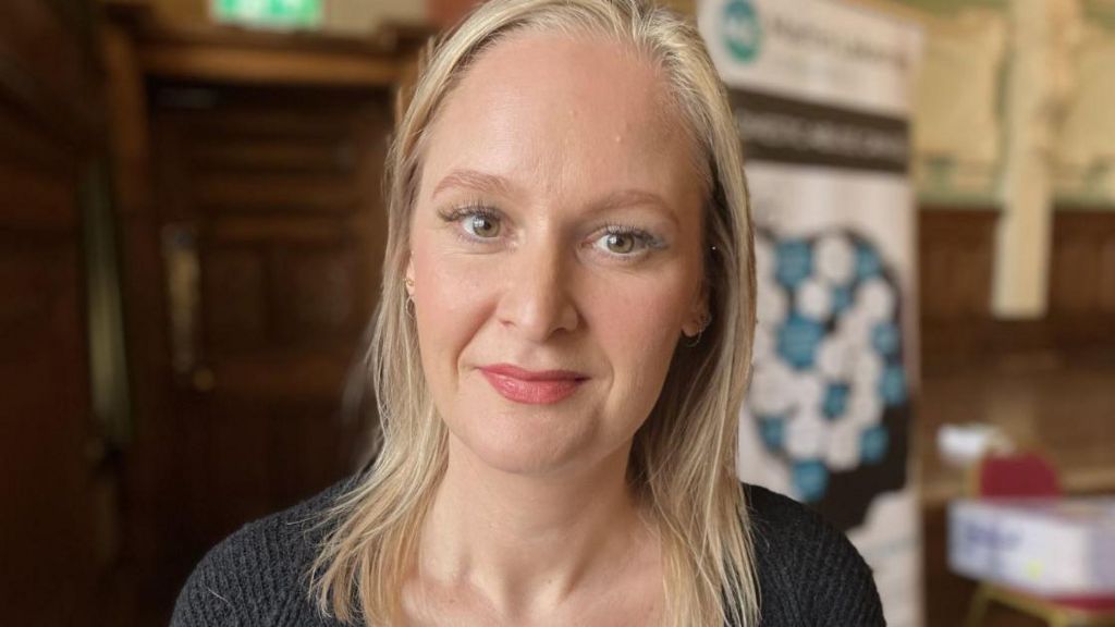 Hereford hairdressers trained to spot domestic abuse signs - BBC News