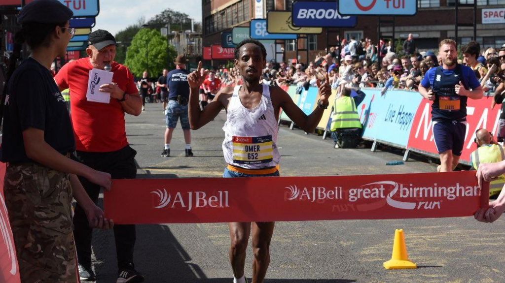Great Birmingham Run: Thousands line the streets - BBC News