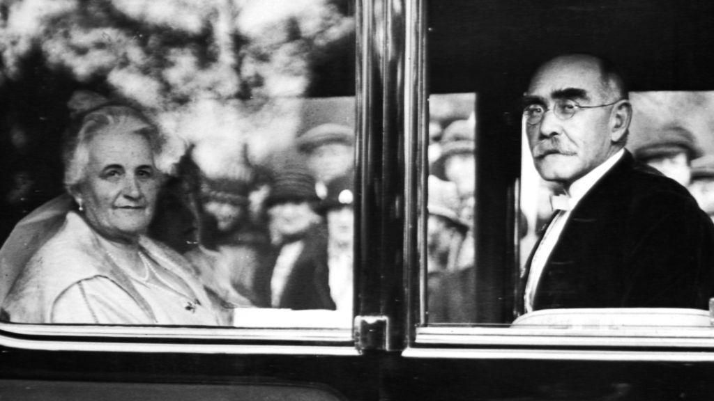 Rudyard Kipling poetry to be read at Bateman’s estate - BBC News