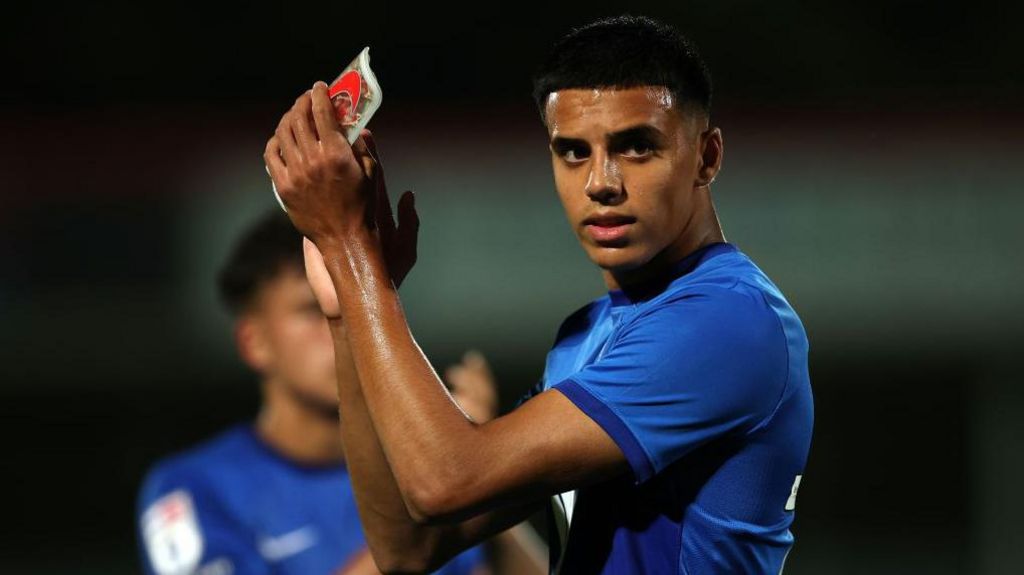 Khela joins County on loan - BBC Sport