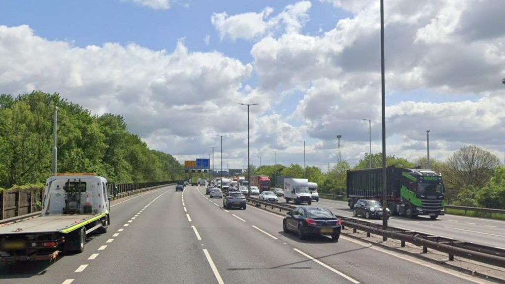 Resurfacing and bridge works begin overnight on M6 near Walsall - BBC News