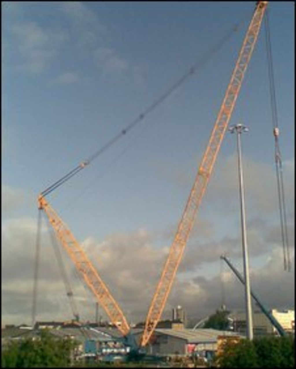 Largest crane used for new M74 bridge over the Clyde - BBC News