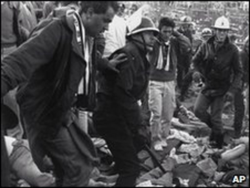 Heysel football disaster remembered 25 years on - BBC News