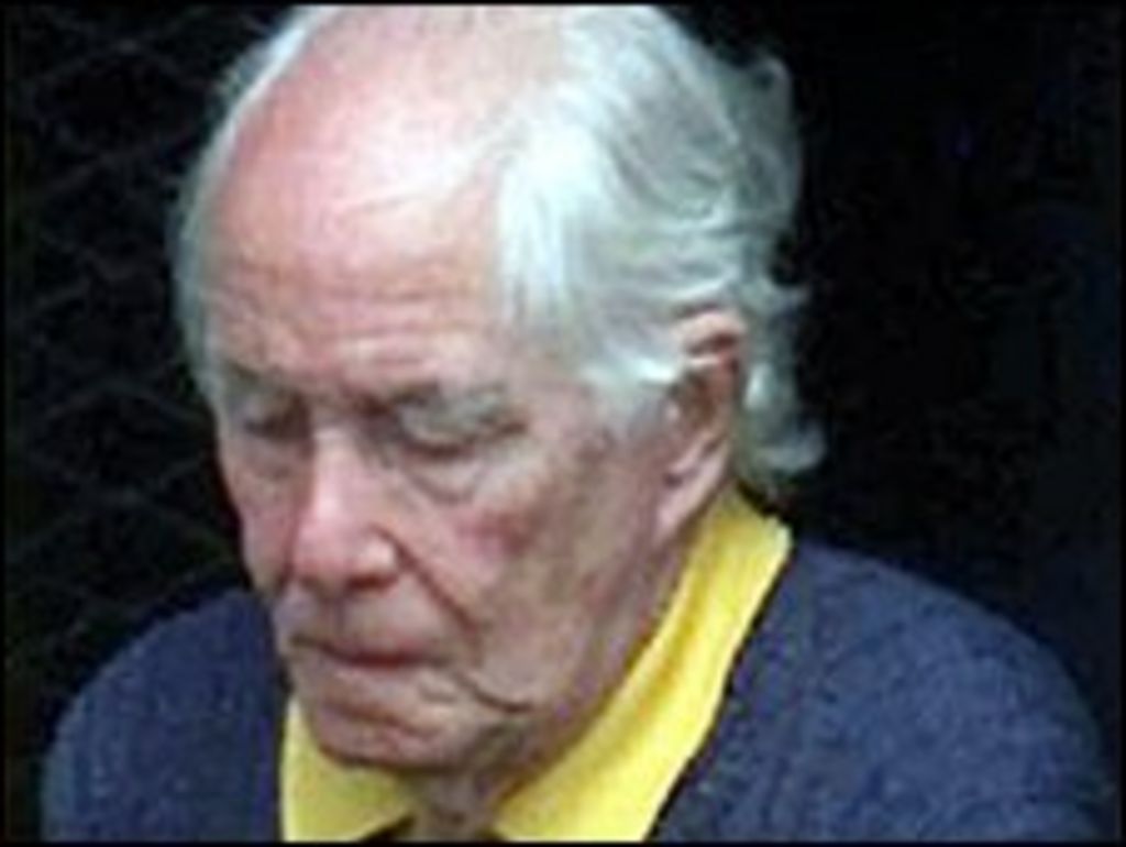 Great Train Robber Ronnie Biggs admitted to hospital - BBC News