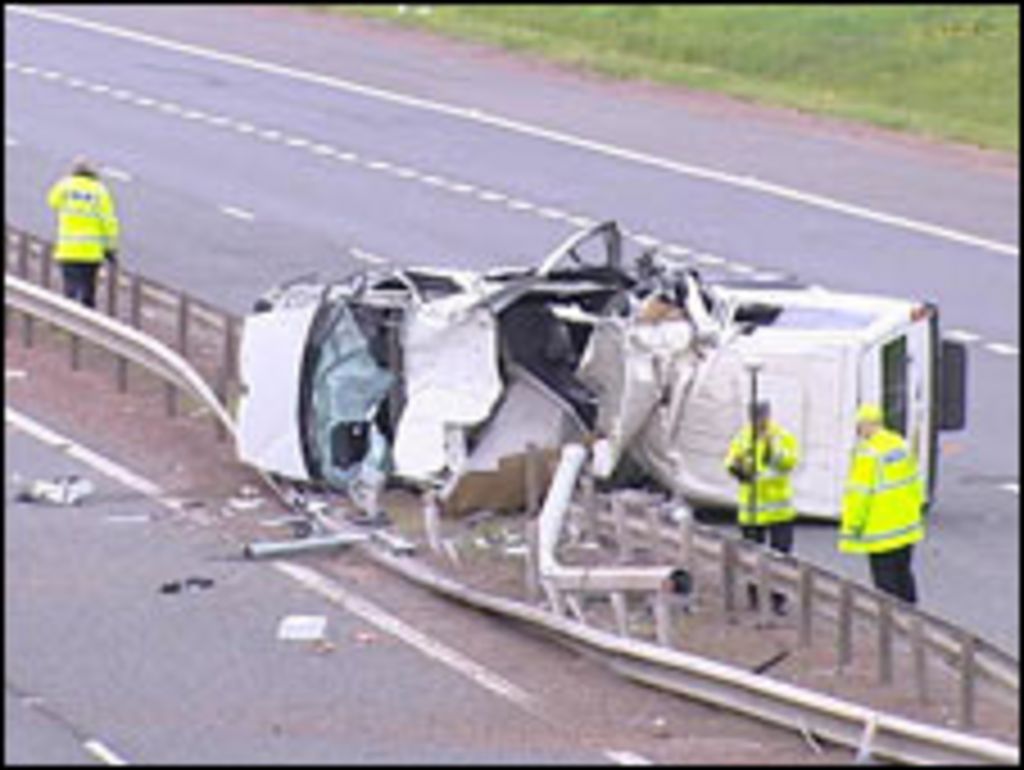 Man killed in M74 barrier crash - BBC News