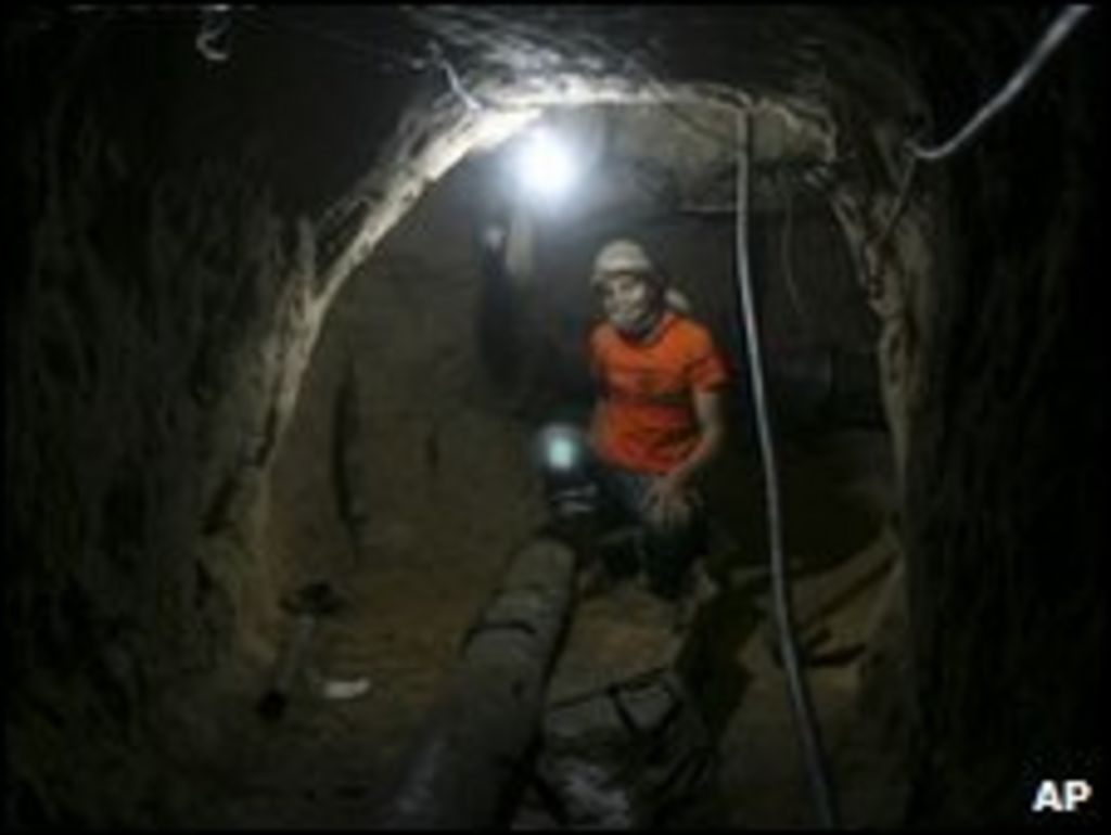 Six die in Gaza tunnel explosion - BBC News