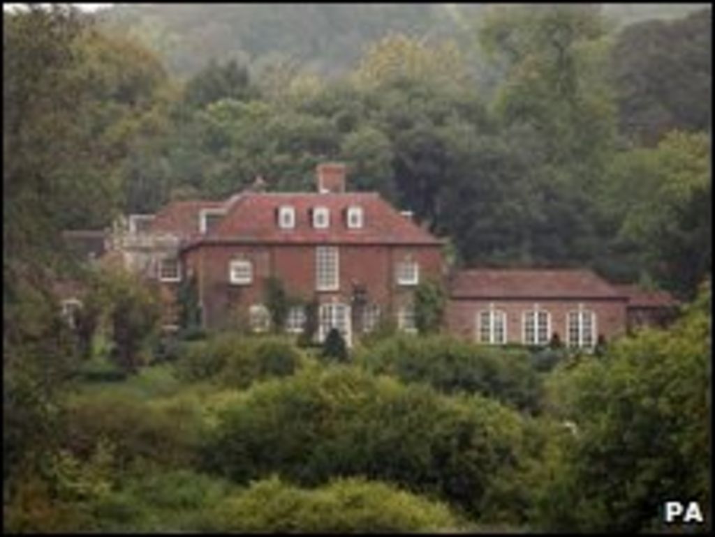 Burglary suspect held at Guy Ritchie's Wiltshire estate - BBC News