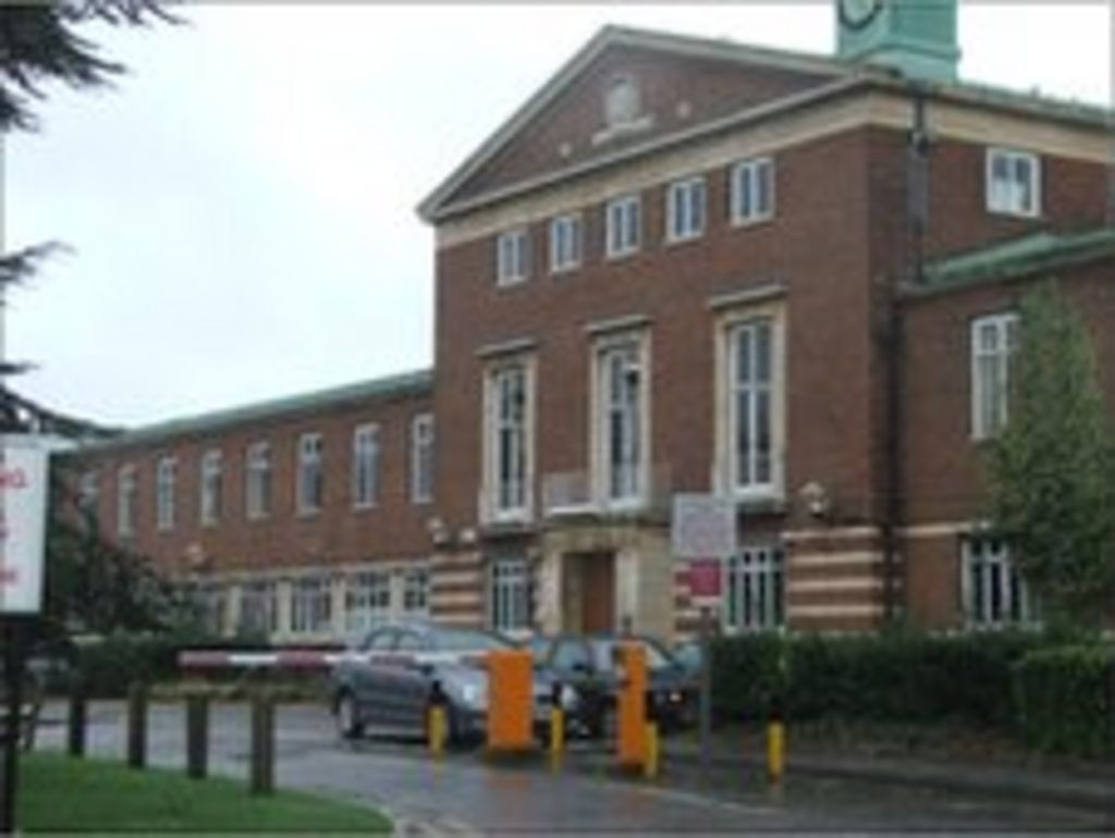 Slough Town Hall 'could become primary school' - BBC News