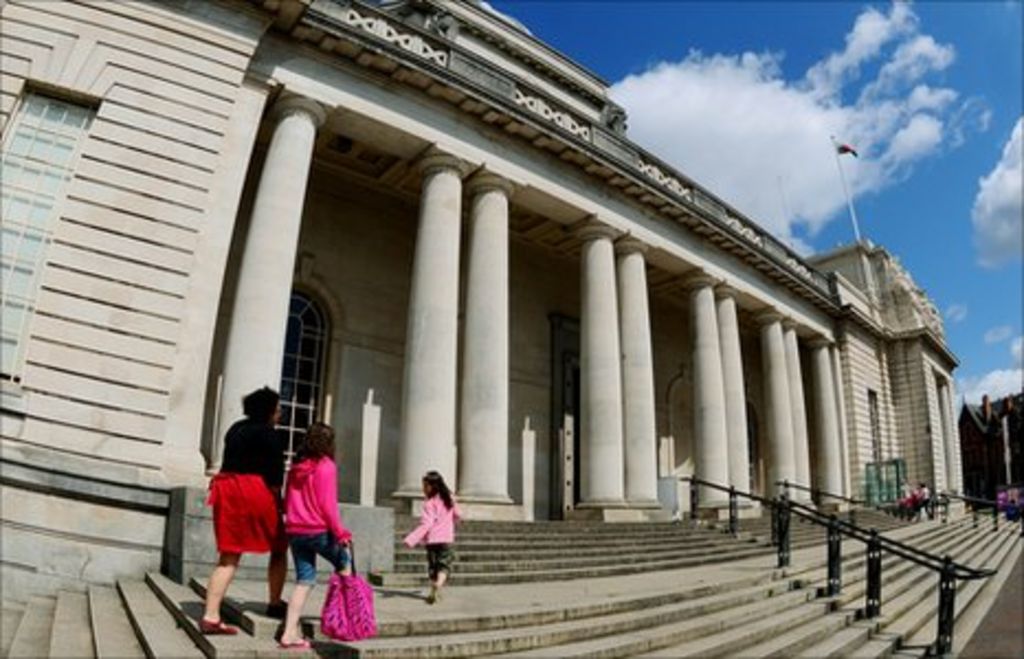 Museums in Wales 'to fight for free entry' - BBC News