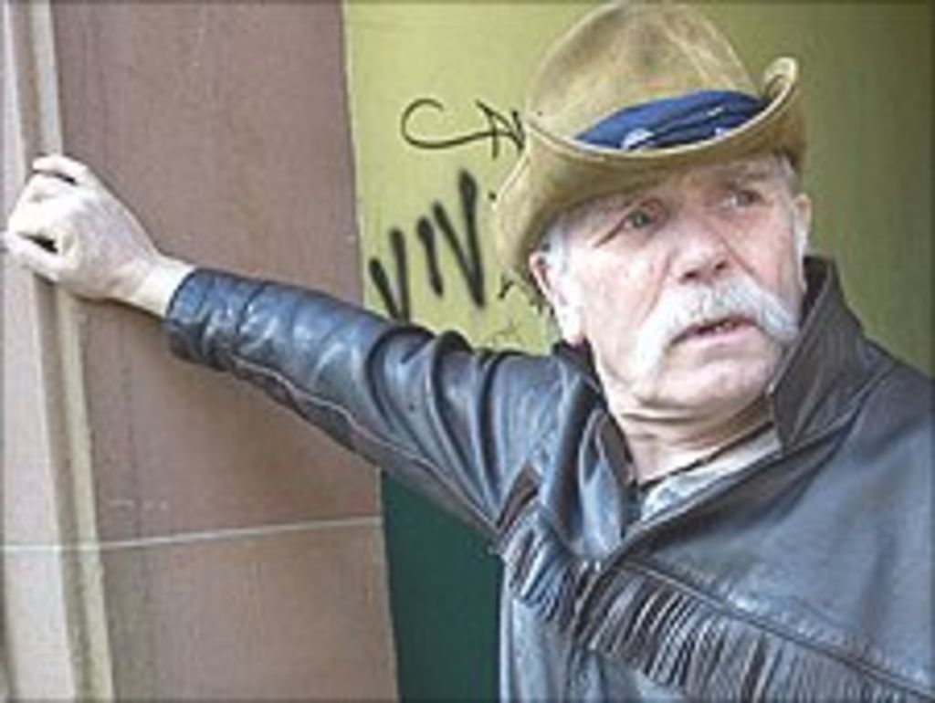 Blues singer Tam White dies, aged 68 - BBC News