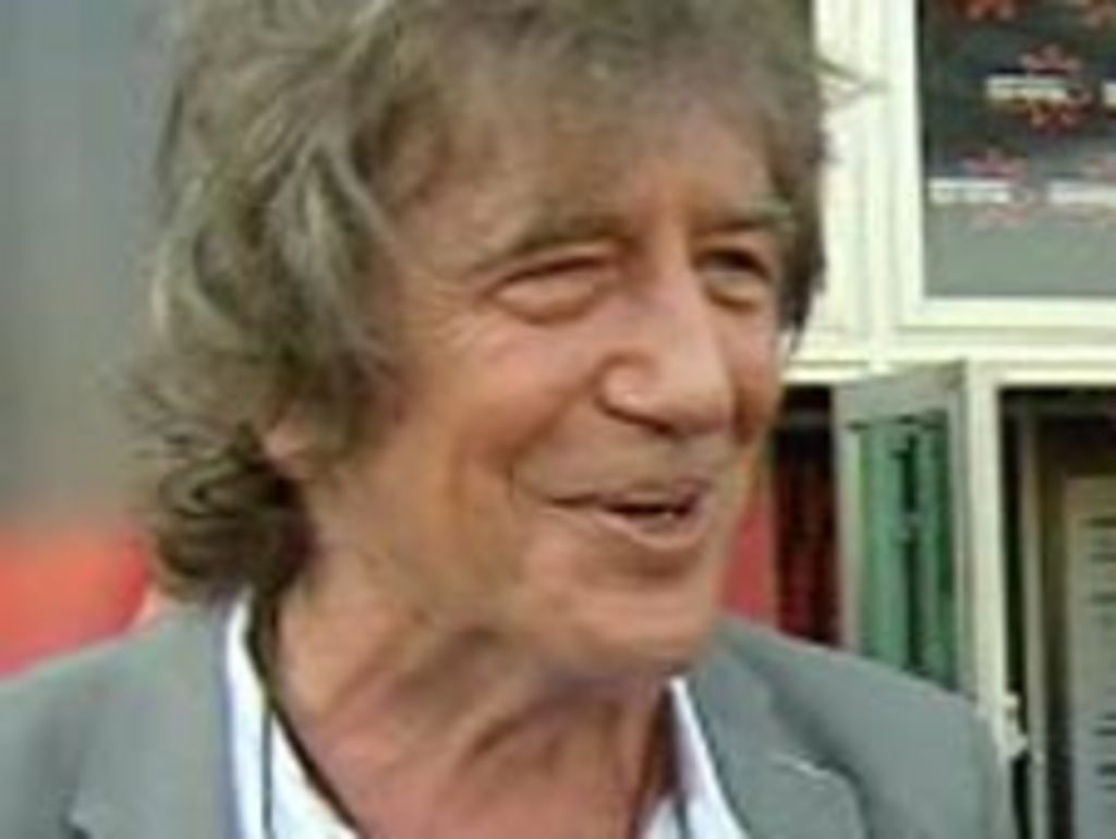 Rhys Ifans as ex-drug baron Howard Marks on screen - BBC News