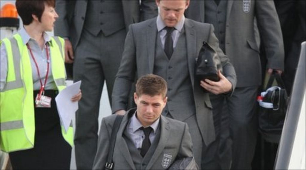 Defeated England football team arrive home - BBC News