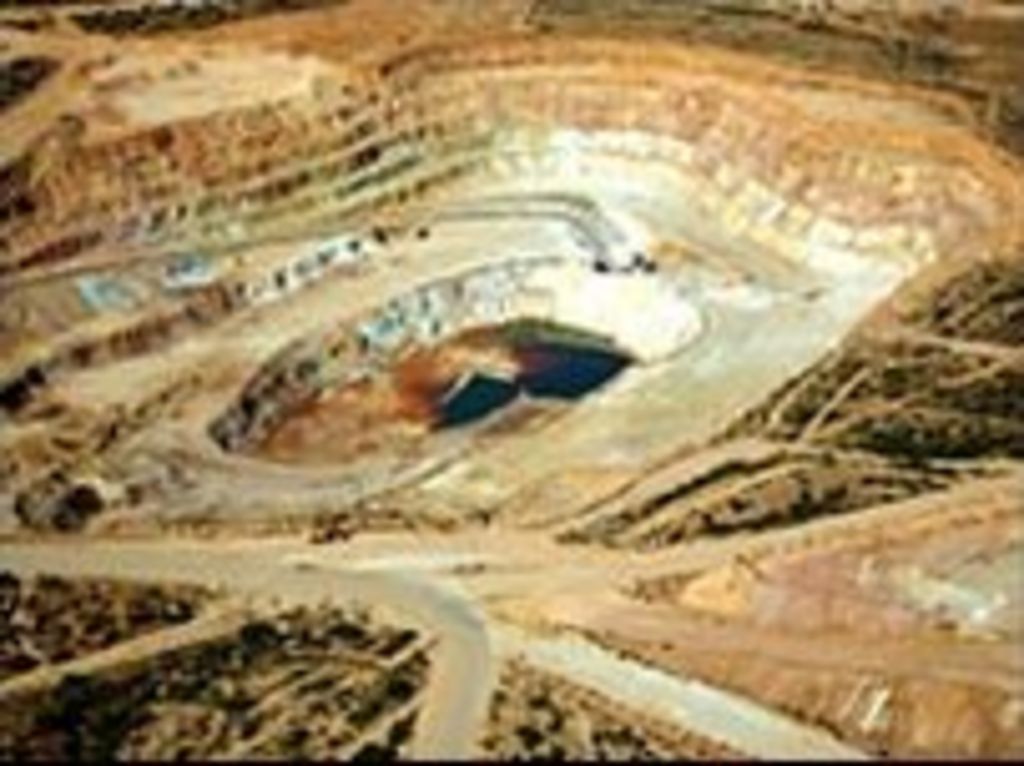 Xstrata to invest £1bn in new copper mine in Peru - BBC News