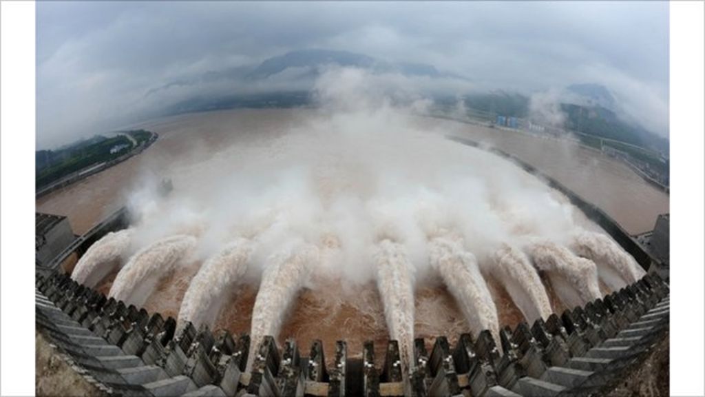 China's Three Gorges dam faces flood test - BBC News