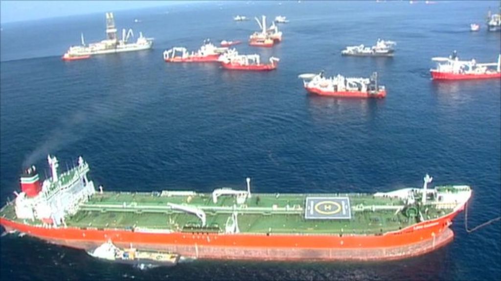 Tropical storm could hit site of BP oil spill - BBC News