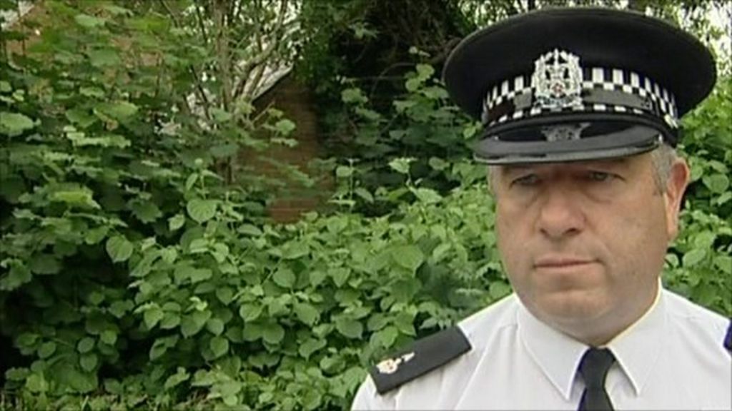 Police: All lines of enquiry open in Fordingbridge deaths - BBC News