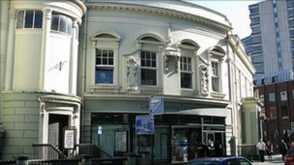 Leicester City Council moves to merge libraries - BBC News