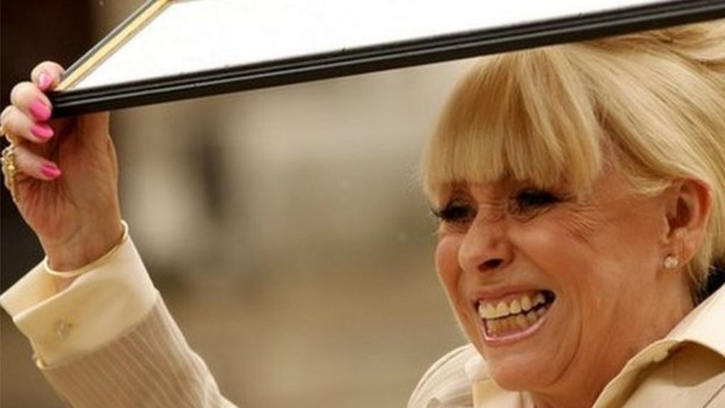 EastEnders star Barbara Windsor gets freedom of London - BBC News