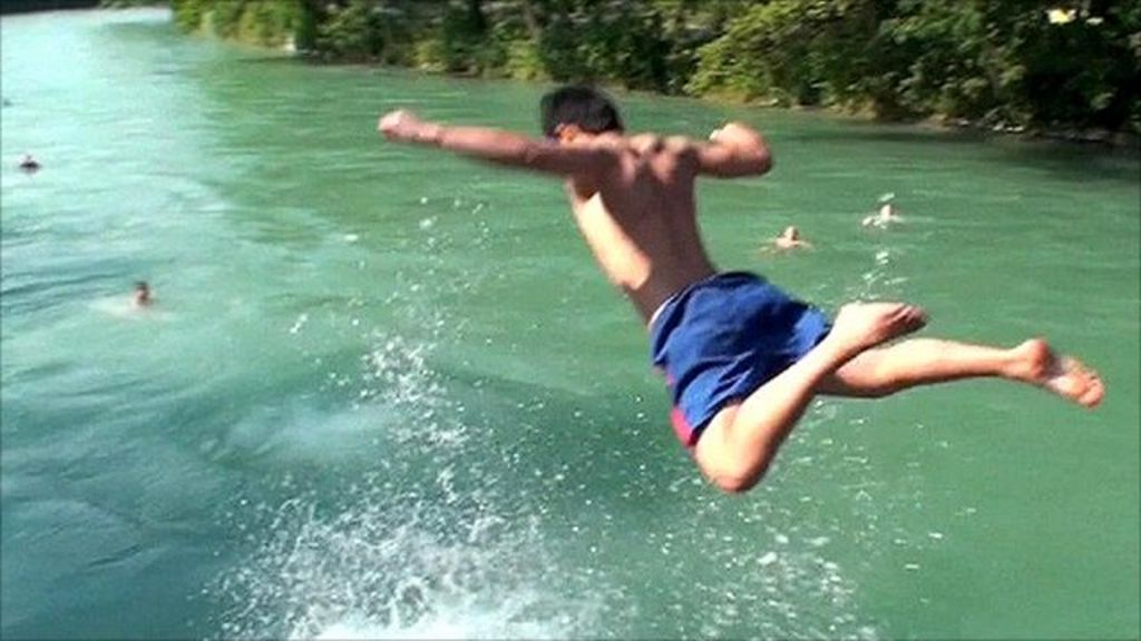 Close-Up: Swimming in Berne's fast-flowing city river - BBC News