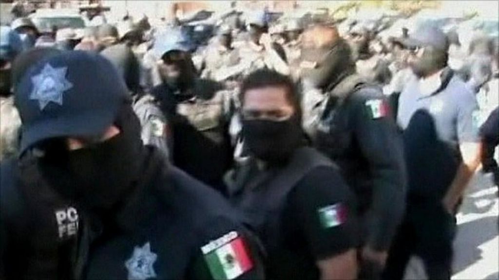 Mexican police commander held 'at gunpoint' in Juarez - BBC News