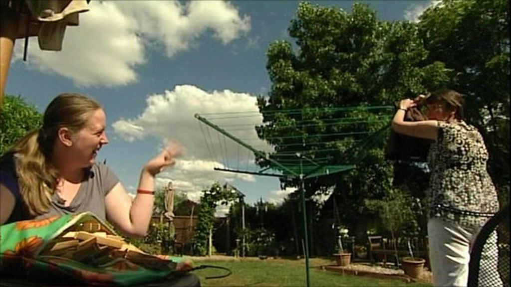 Graduates boosting 'boomerang generation' - BBC News