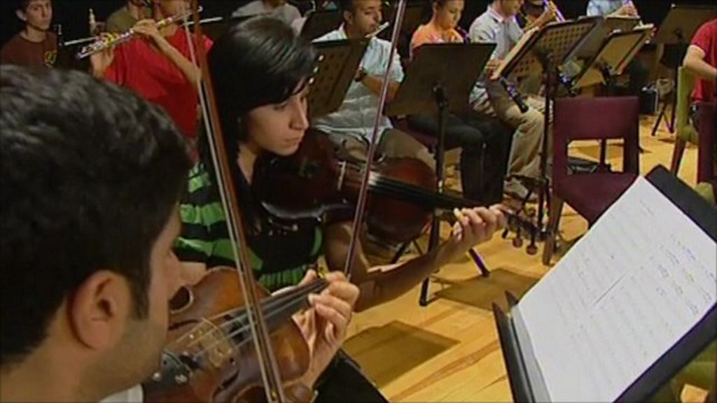 Orchestra bringing young Iraqi musicians together - BBC News