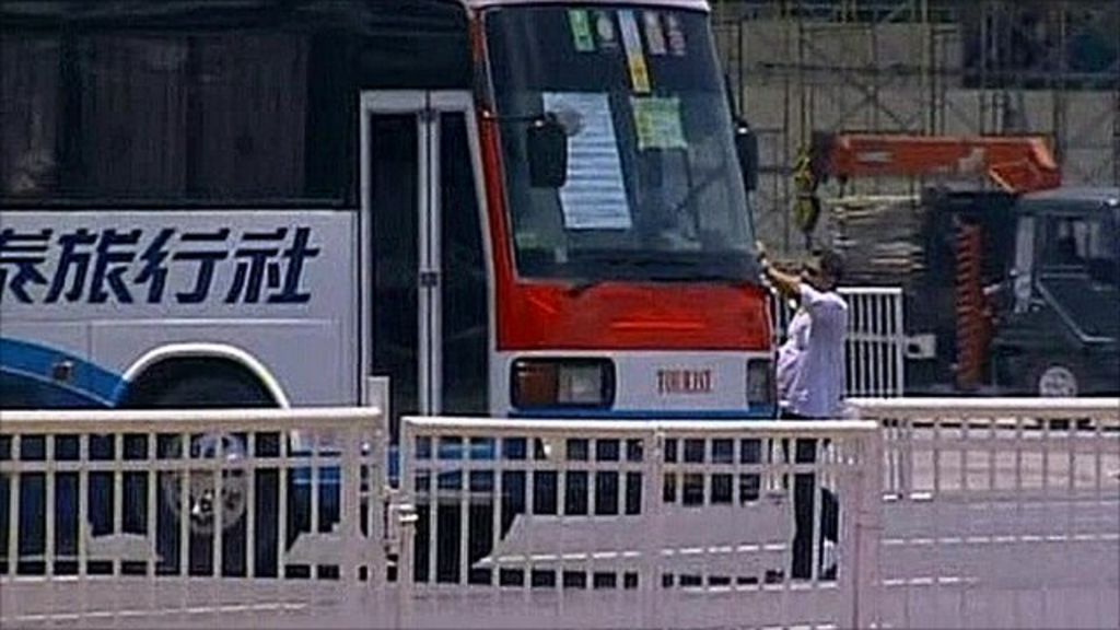 Ex-policeman holds hostages on Manila bus - BBC News