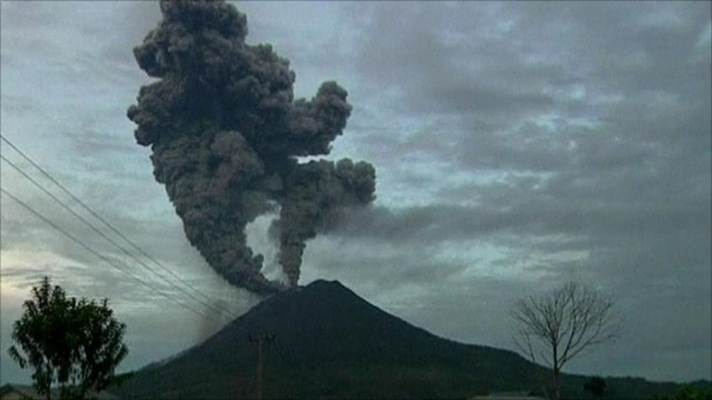 Mount Sinabung volcano erupts after 400 dormant years - BBC News