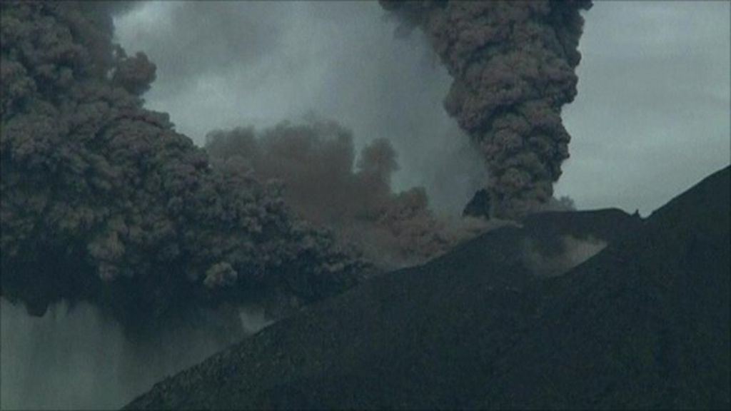 Thousands flee as Indonesian volcano erupts - BBC News